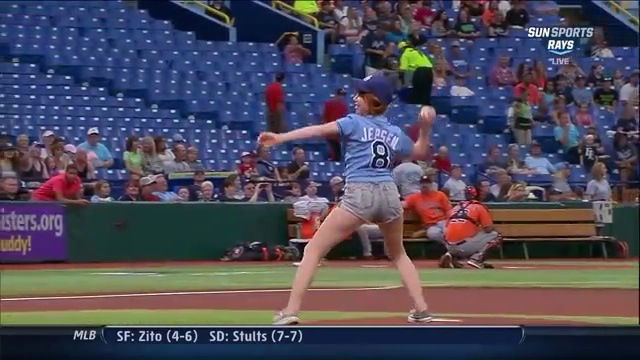 Lancer raté de Carly Rae Jepsen au baseball Lancer raté de Carly Rae Jepsen au baseball