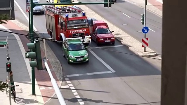Une voiture bloque un camion de pompiers Une voiture bloque un camion de pompiers