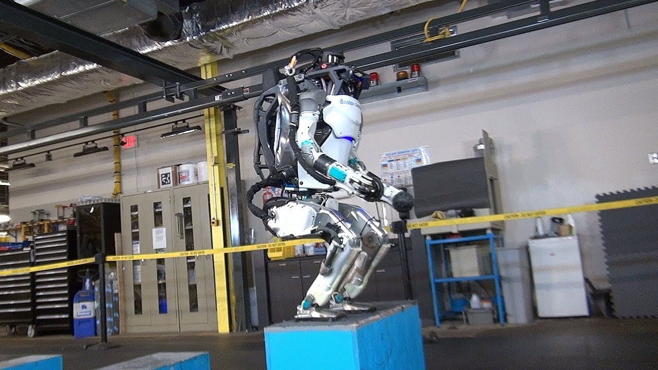 Le robot Atlas fait un salto arrière (Boston Dynamics) Le robot Atlas fait un salto arrière (Boston Dynamics)