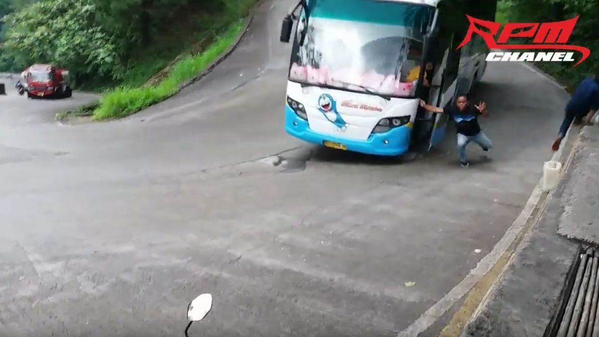 Un homme saute d'un bus dont les freins ont laché